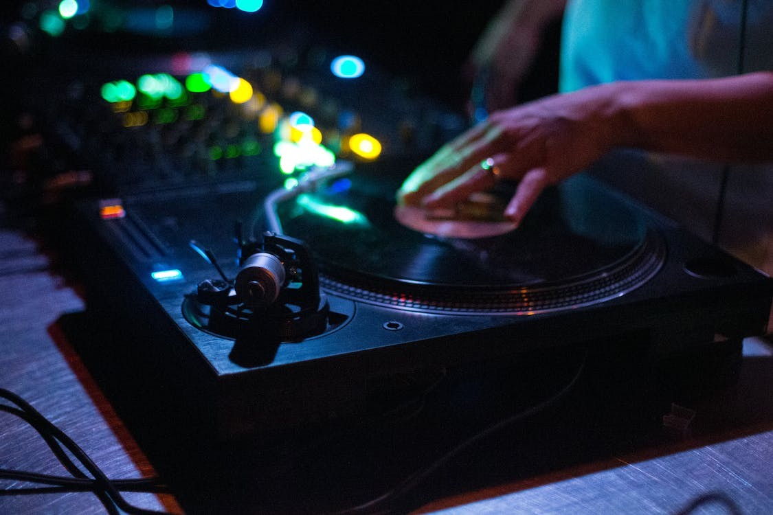 Top 5 Best Trip Hop songs to listen on a date | Popnable
