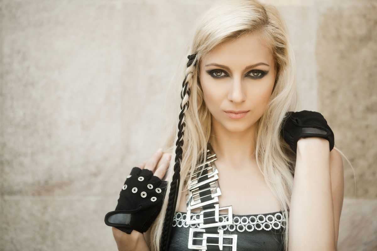 Lora s Biography And Facts Popnable Lora s Biography And Facts Popnable